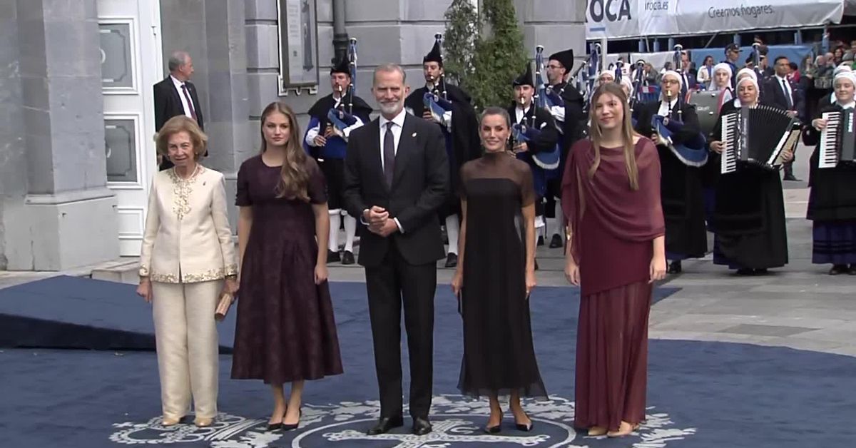 Los reyes y sus hijas llegan al Teatro Campoamor acompañados por la reina Sofía