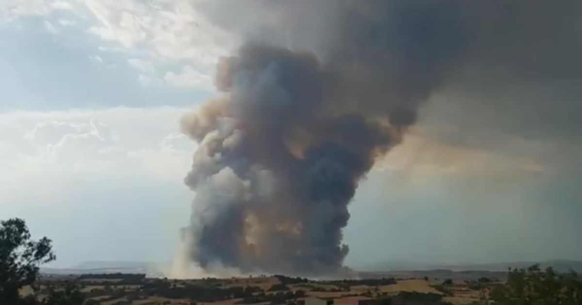 El pirocúmulo visto en La Segarra (Lleida) es la nube de humo negro que ...