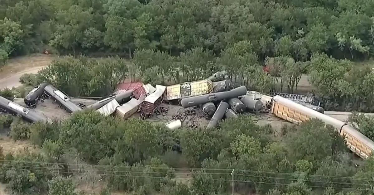 X006-EEUU TREN DESCARRILA EN TEXAS