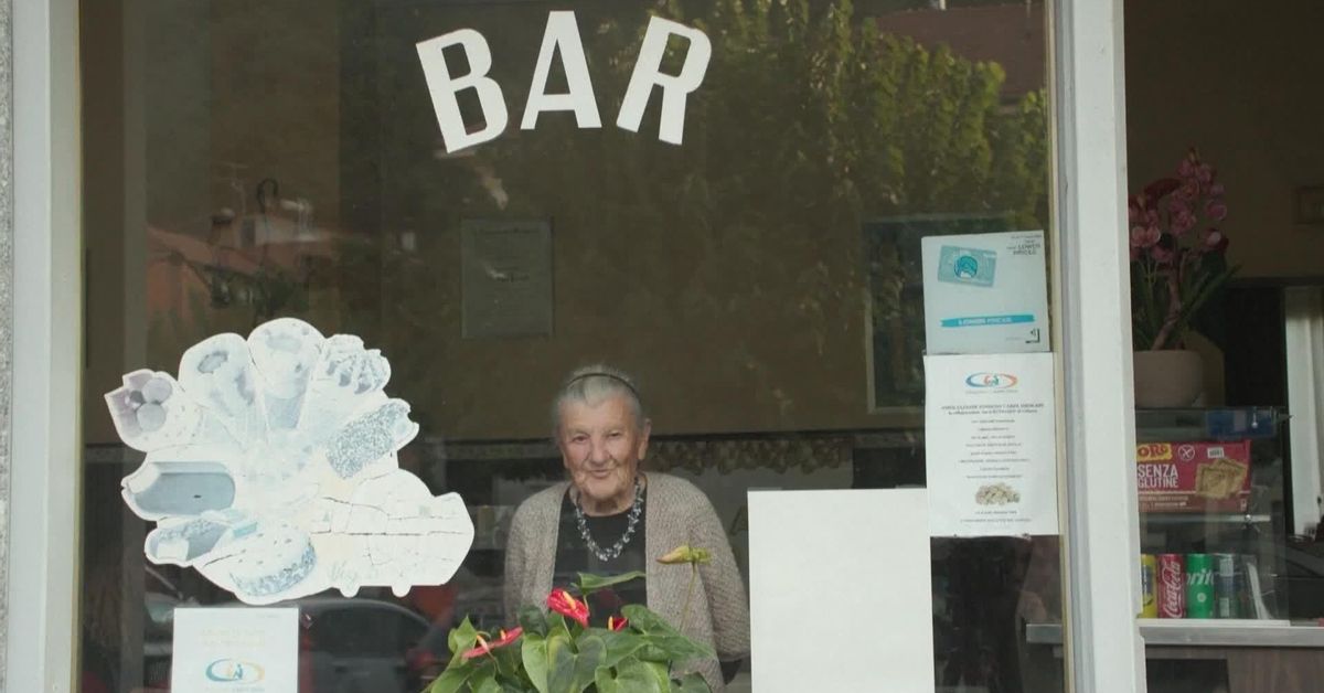 Anna Possi, la camarera más longeva del mundo, sigue tras la barra a ...