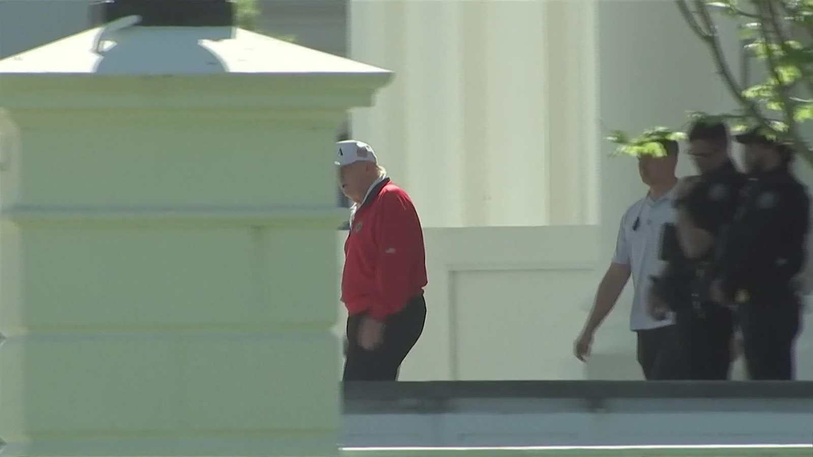 L008-EEUU TRUMP JUGANDO AL GOLF