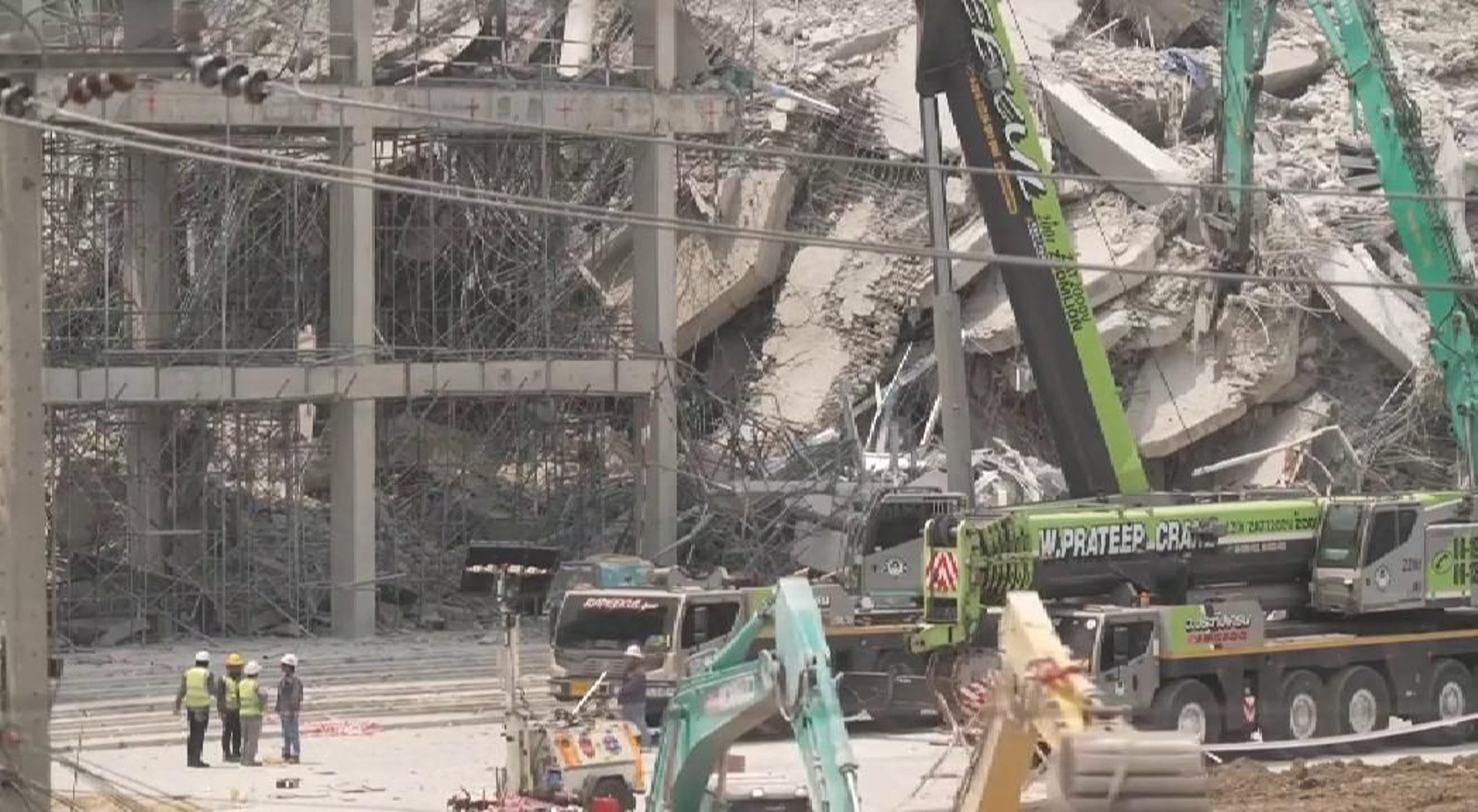 Los equipos de rescate trabajan sin descanso para sacar a las personas ...