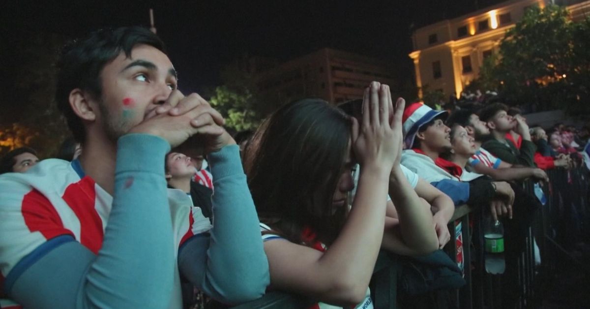 Tristeza de los hinchas de Paraguay tras caer ante EEUU en el Mundial ...
